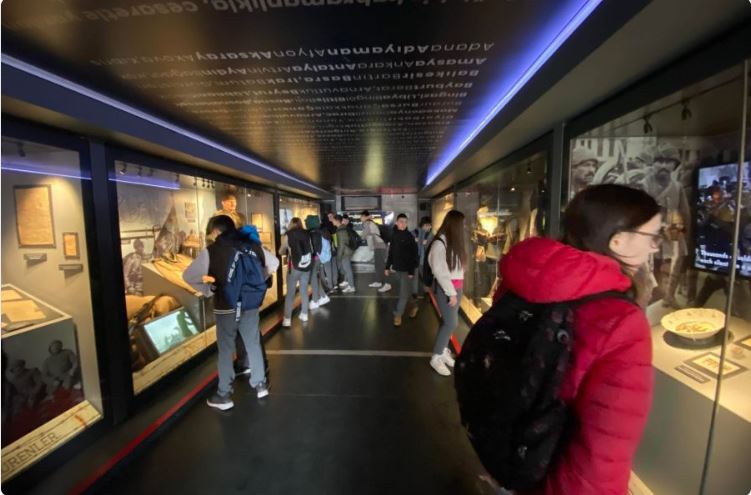 Οι τουρκογενείς στο Κόσοβο γιόρτασαν τη νίκη της Καλλίπολης – ΒΑΛΚΑΝΙΚΟ ...